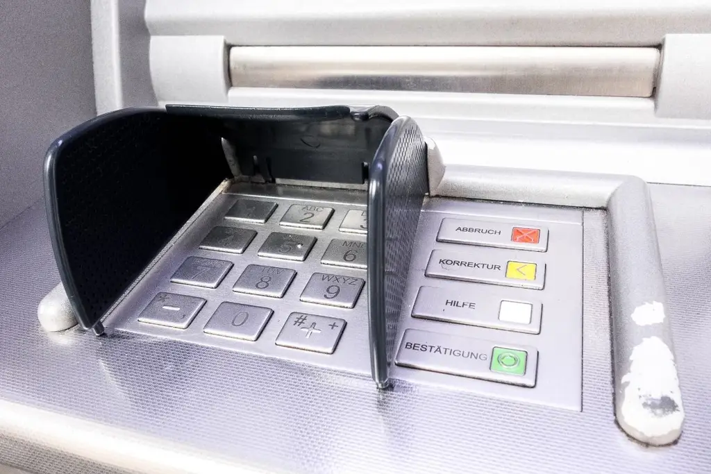 JPMorgan Stock Drops 0.5% Amid Mixed Analyst Views - JPM Stock