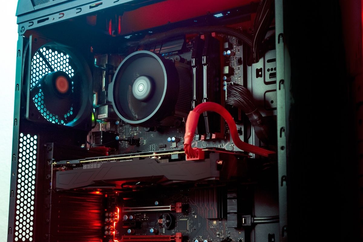 Intel Stock Rises Amid Mixed Analyst Ratings - INTC Stock