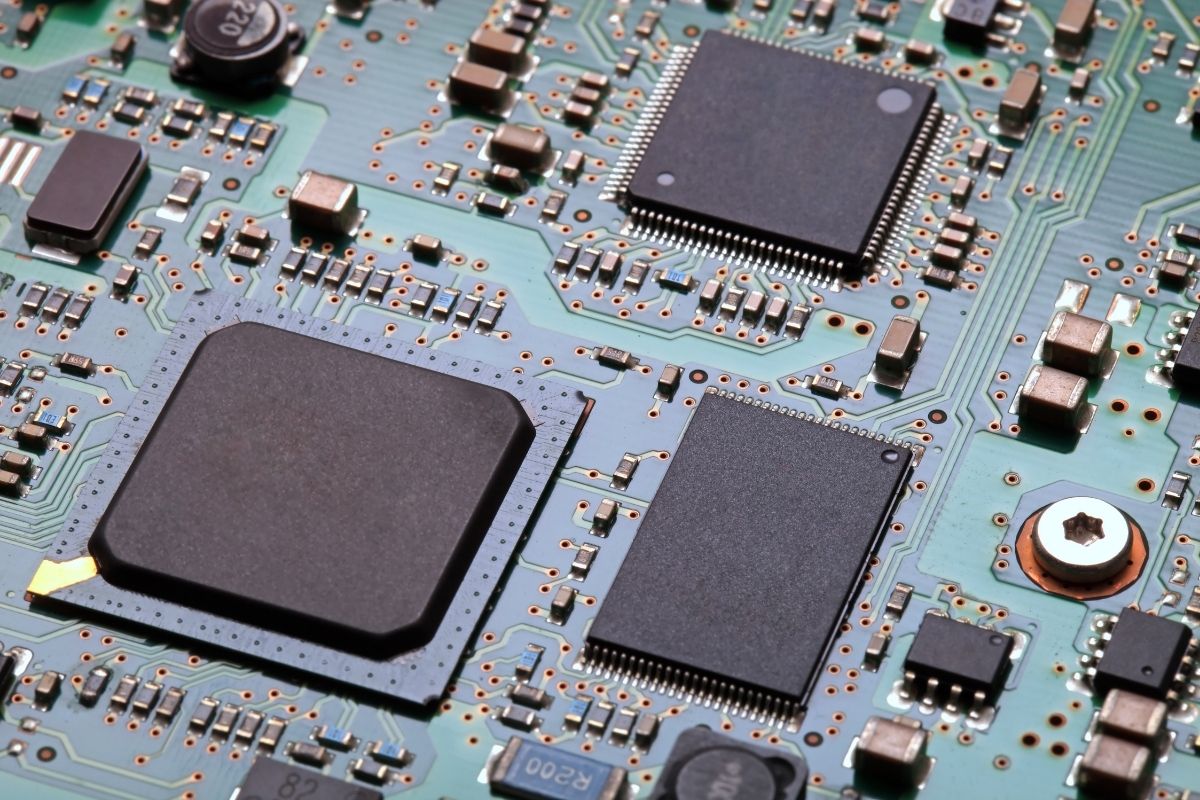 Micron Faces New U.S.-China AI Restrictions - MU Stock