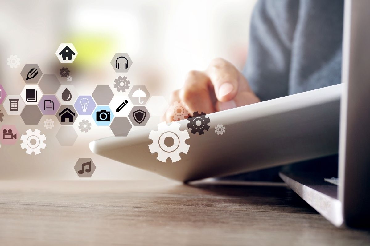 IBM Stock Rises 0.4% Amid Analyst Ratings Shift - IBM Stock