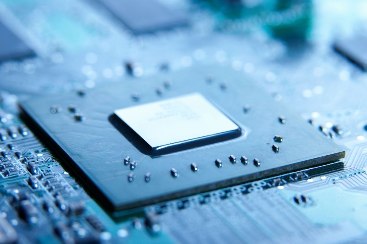 Qualcomm's Snapdragon X Chip Challenges Intel - QCOM Stock