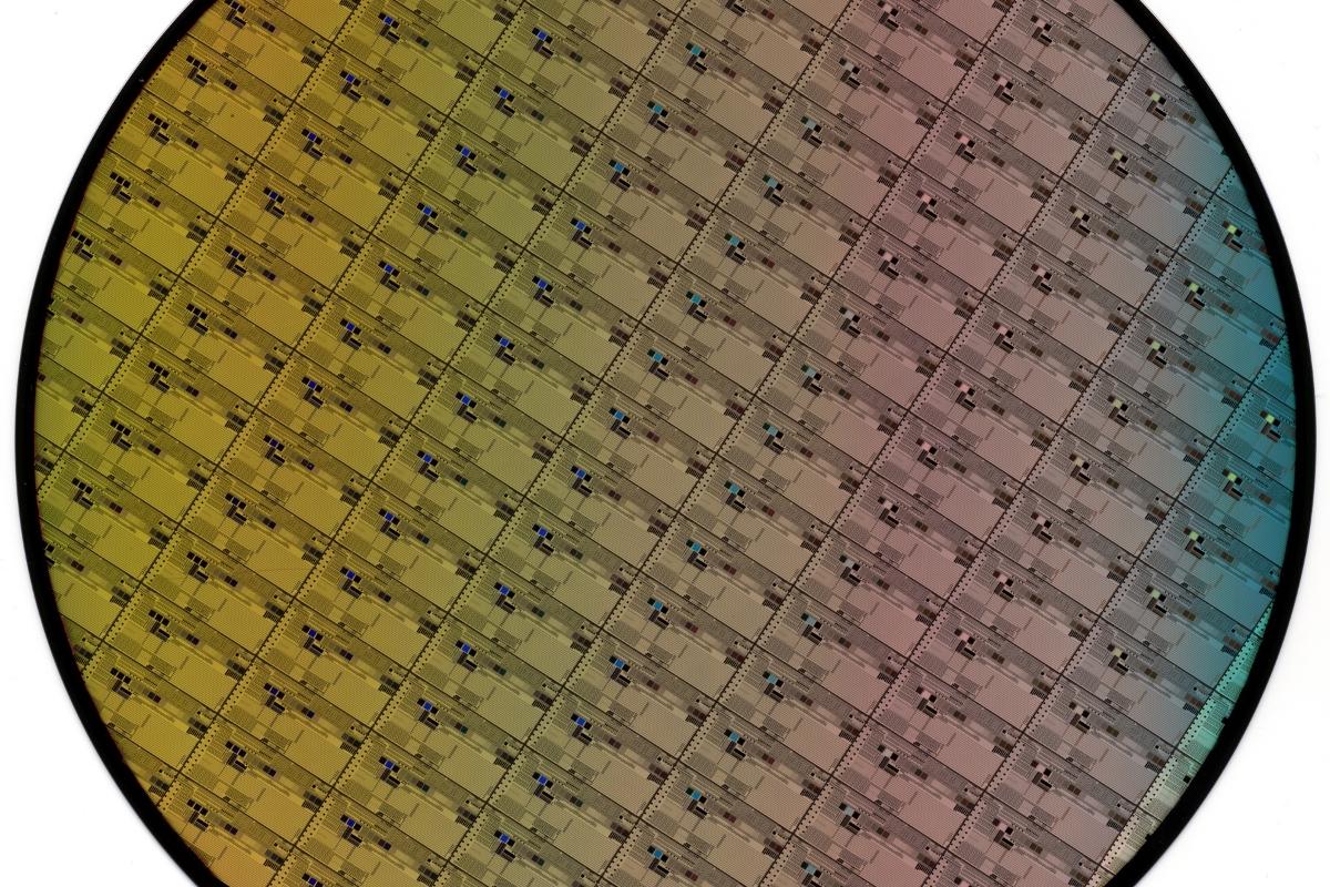 Applied Materials Exec Sells $46,808 in Shares Amid Growth - AMAT Stock