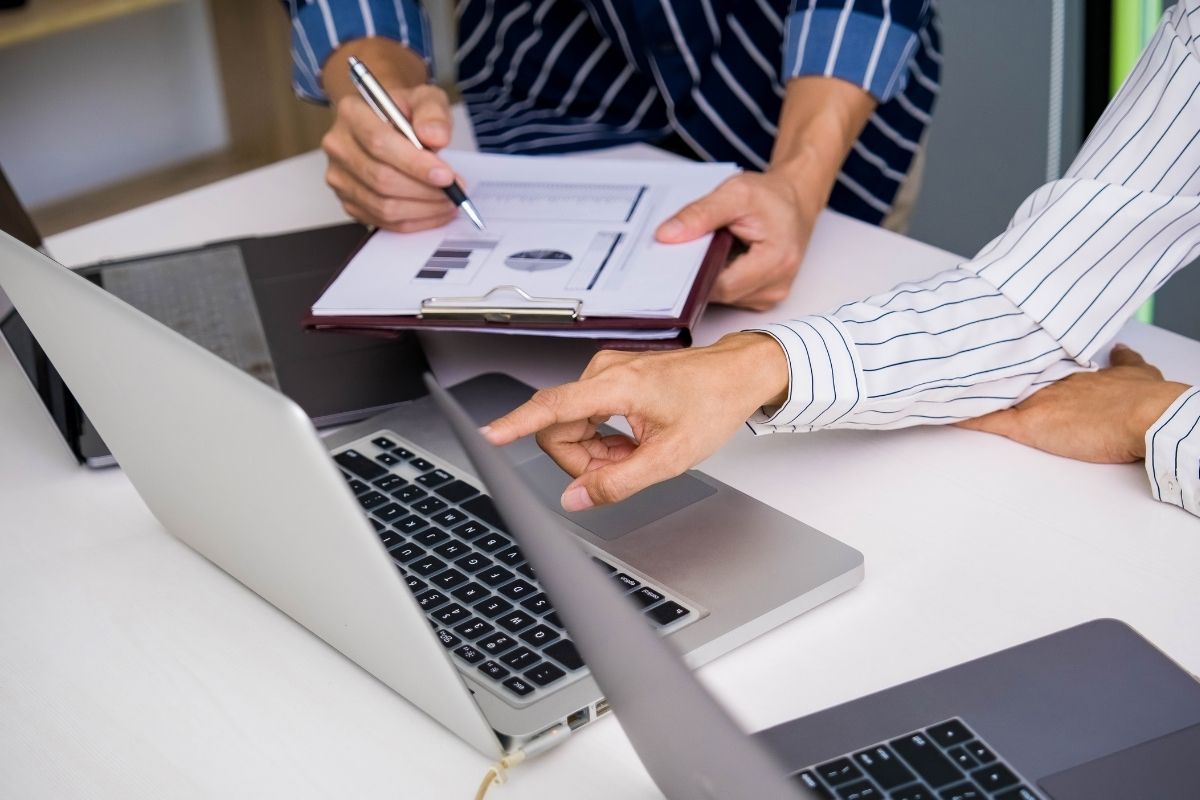 Blackstone's Q4: Stake Cuts, Stock Dip, and Dividend Hike - BX Stock