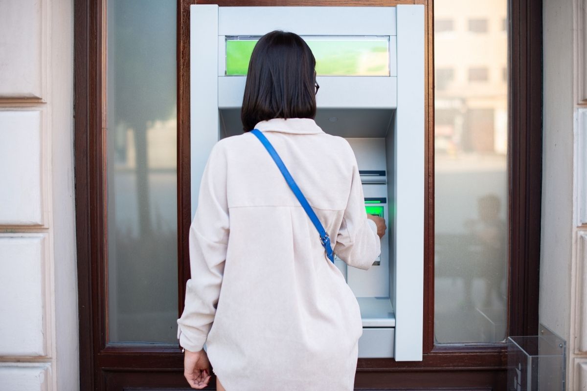 Dimon's Mega Stock Dump: Cashing Out Millions at JPMorgan - JPM Stock