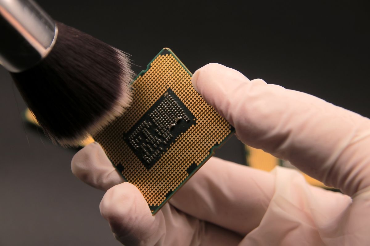 Intel's Struggles: Bill Gates Warns of Market Annihilation - INTC Stock