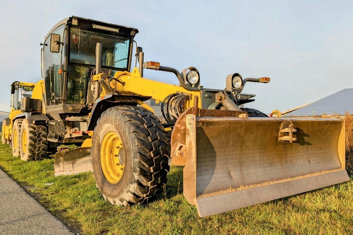 Dow Dips: Caterpillar and 3M Trip Over Monday’s Market - CAT Stock